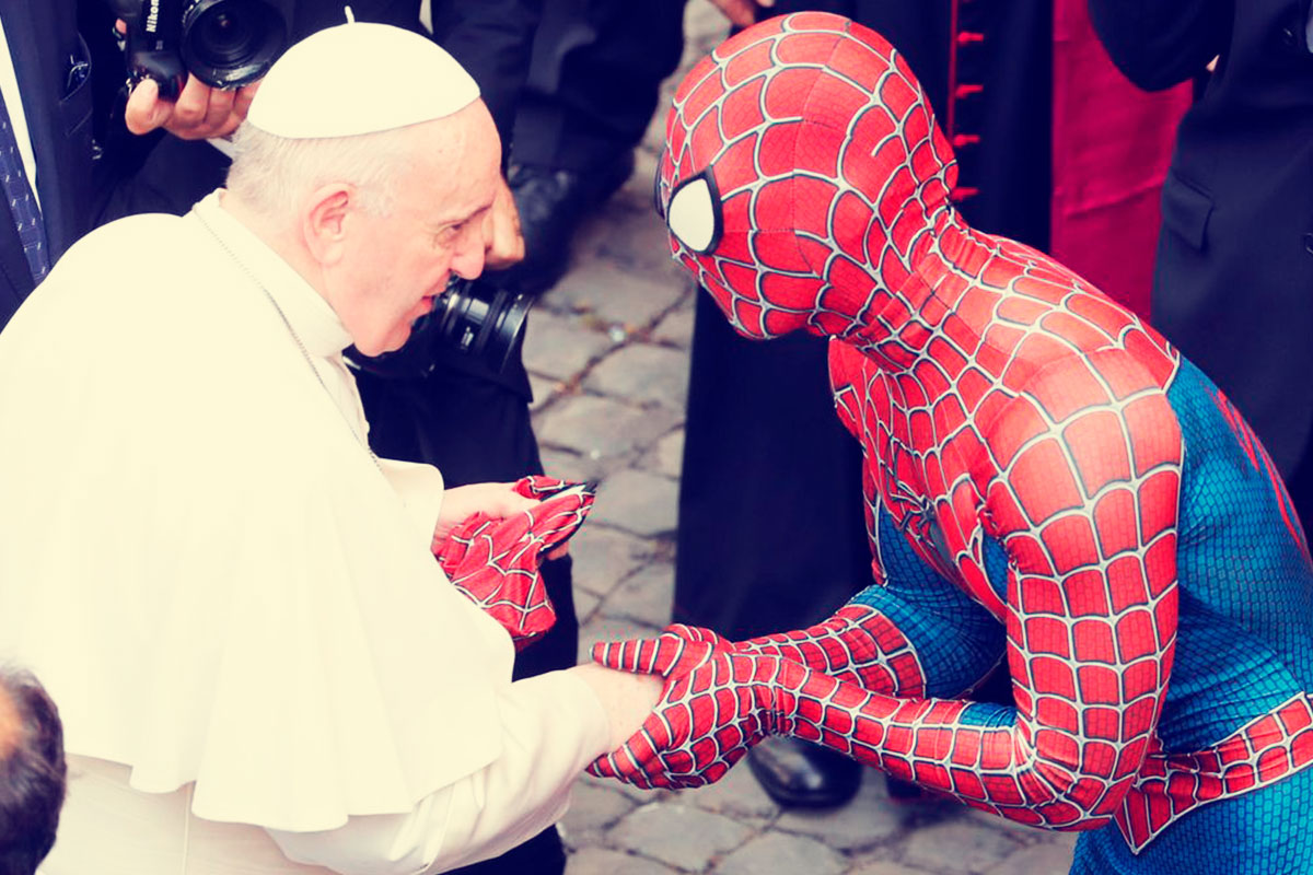 Emisión 23/06/2021: Spiderman visita al Papa Francisco en el Vaticano ...